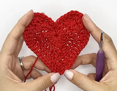 How To Crochet A Heart For Beginners (in ANY SIZE)