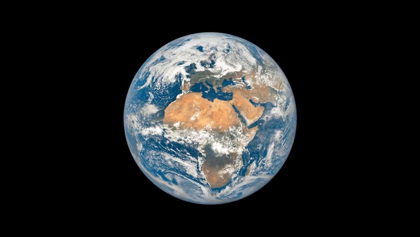 Historia pura, publican las primeras fotografías de la Tierra - MediaLab