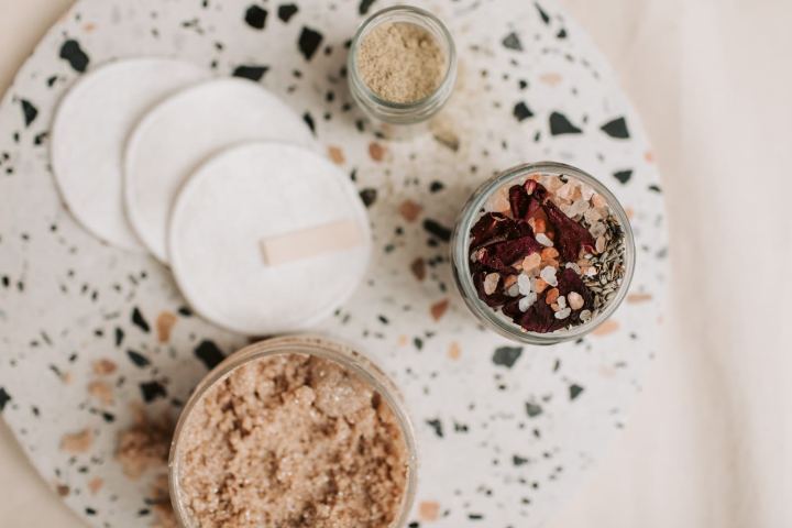 12 rețete de scrub-uri DIY pentru orice tip de piele - IOKA Beauty