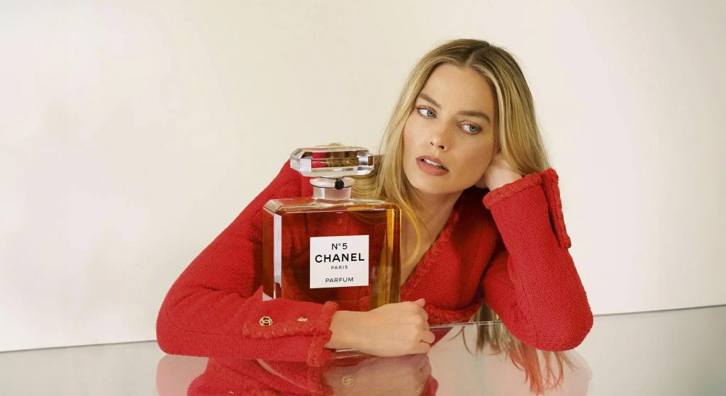 Margot Robbie In Red Margot Robbie Wore A Backless Caped Gown In