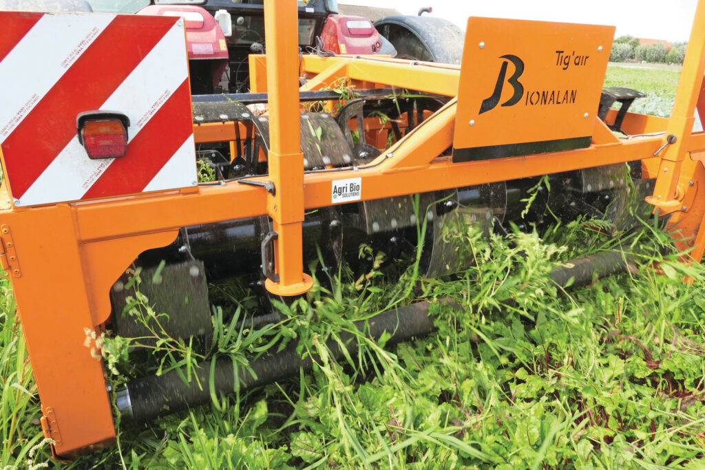 Weeding with the new Tig'air from Bionalan