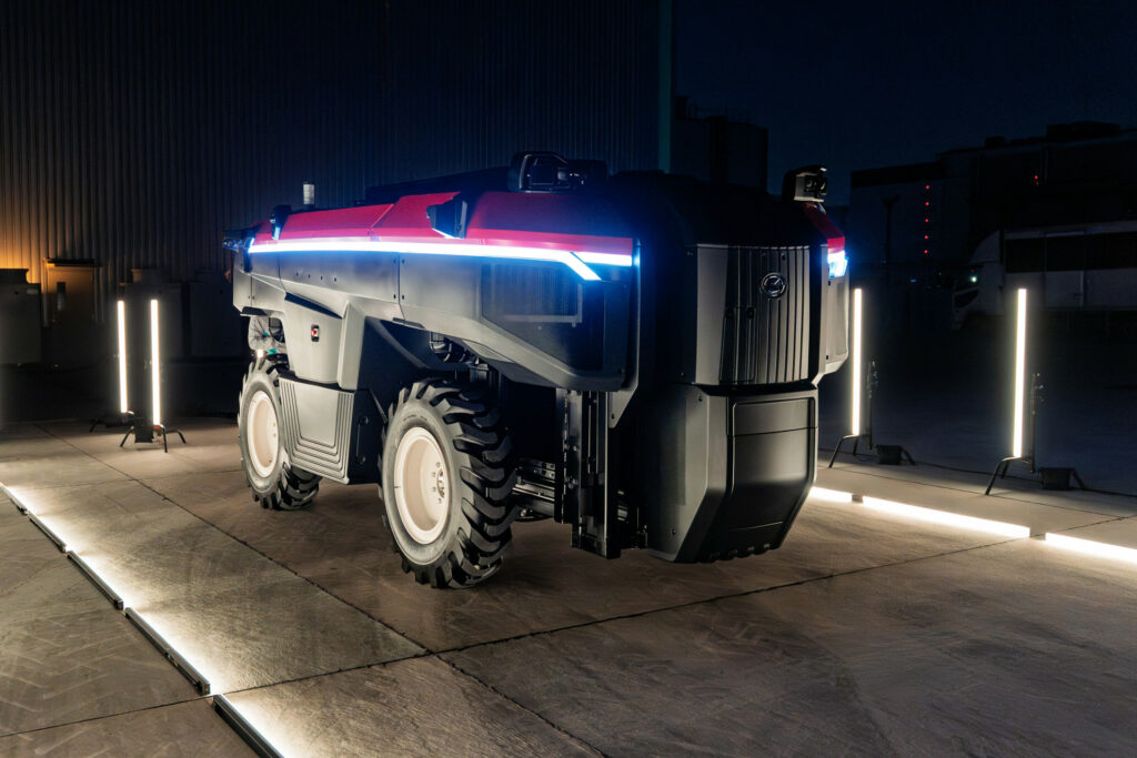 Kubota shows autonomous M5 Narrow tractor and ‘Transformer’ robot ...