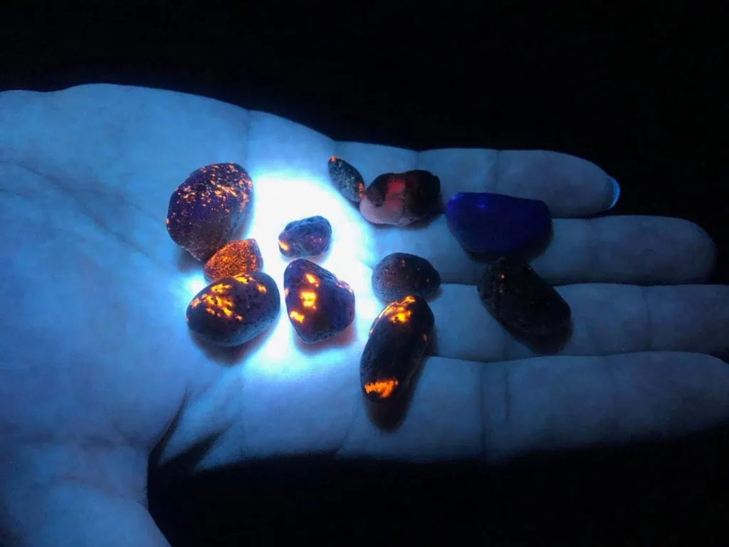 Yooperlite Rocks – Guide to Michigan’s Glowing Rocks | Hello Wanderlust ...