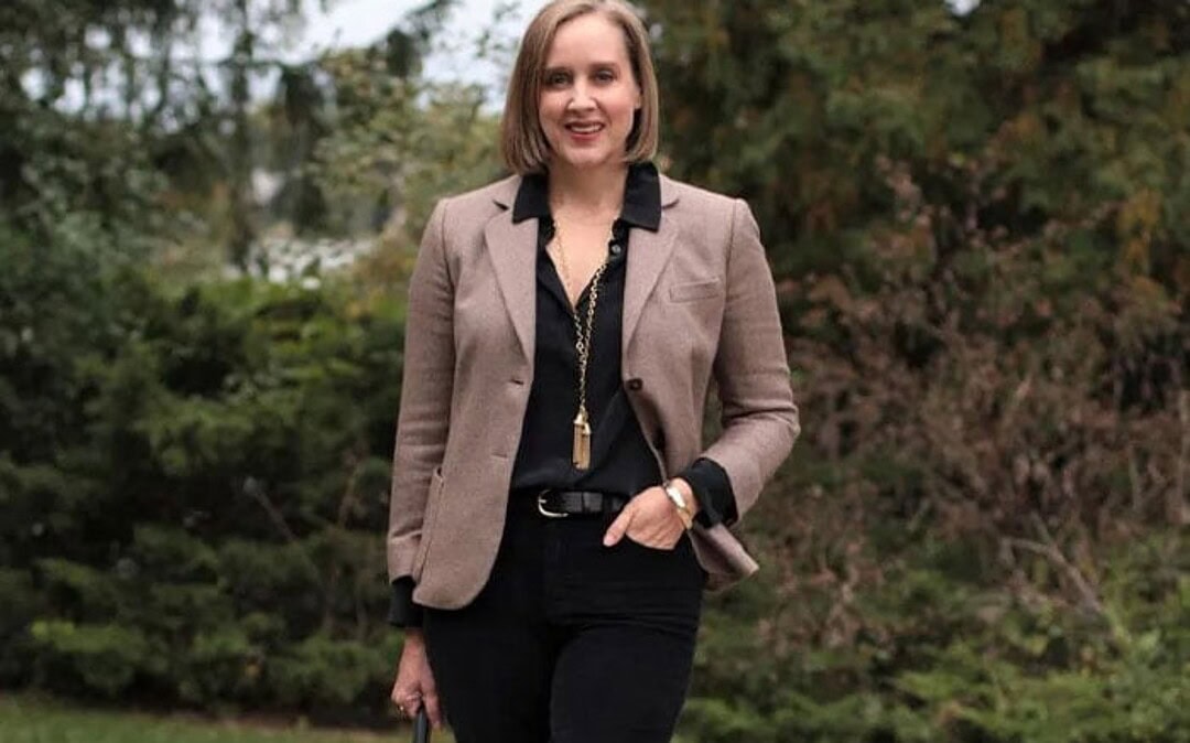 How to fit a woman's blazer - a comprehensive guide on how to select ...