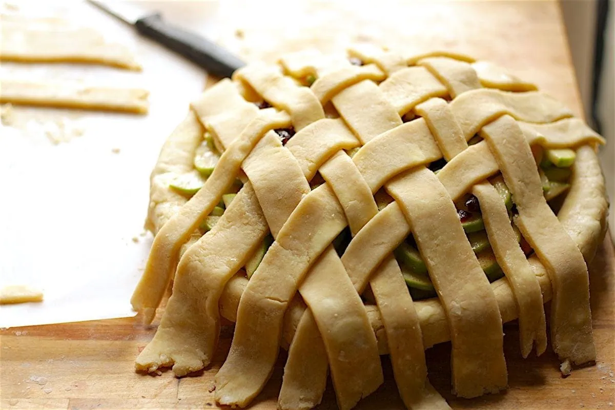How to Make a Lattice Pie Crust | The Hungry Hutch