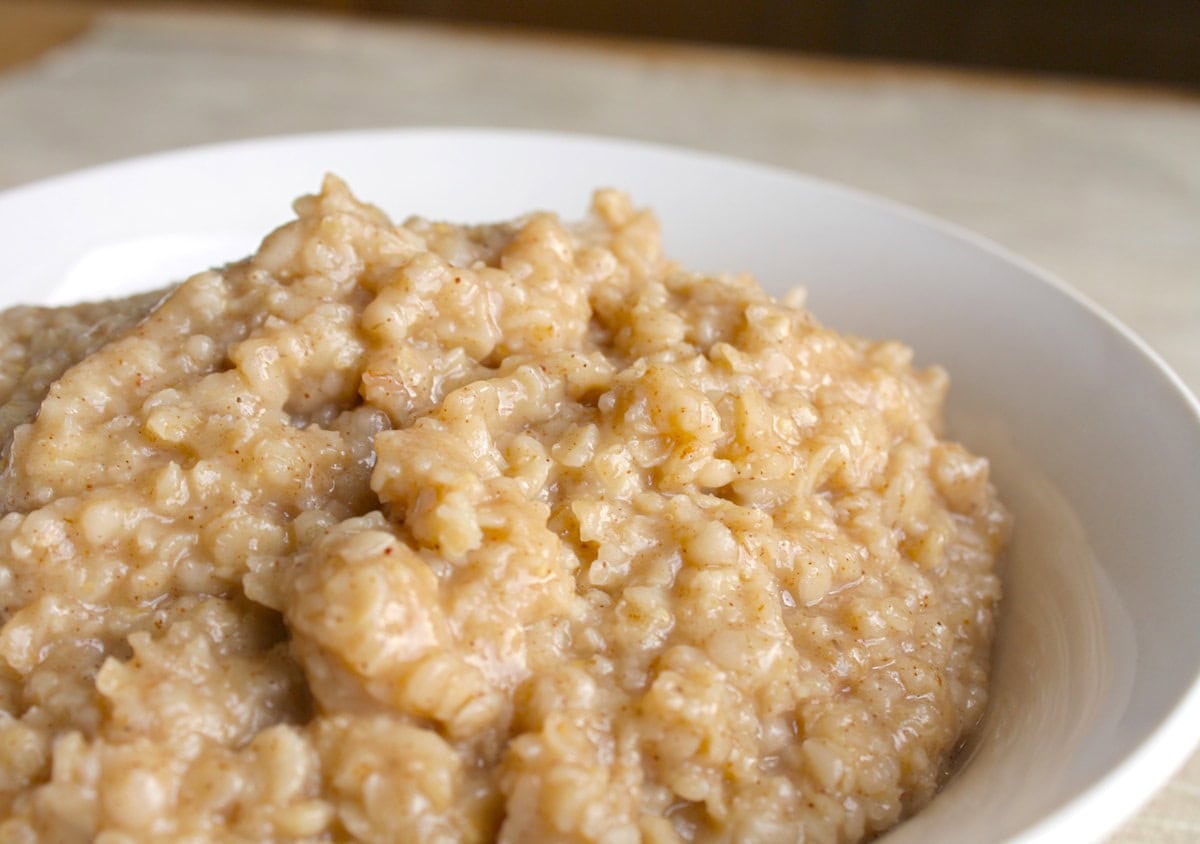 Cinnamon Spiced Oatmeal | The Hungry Hutch