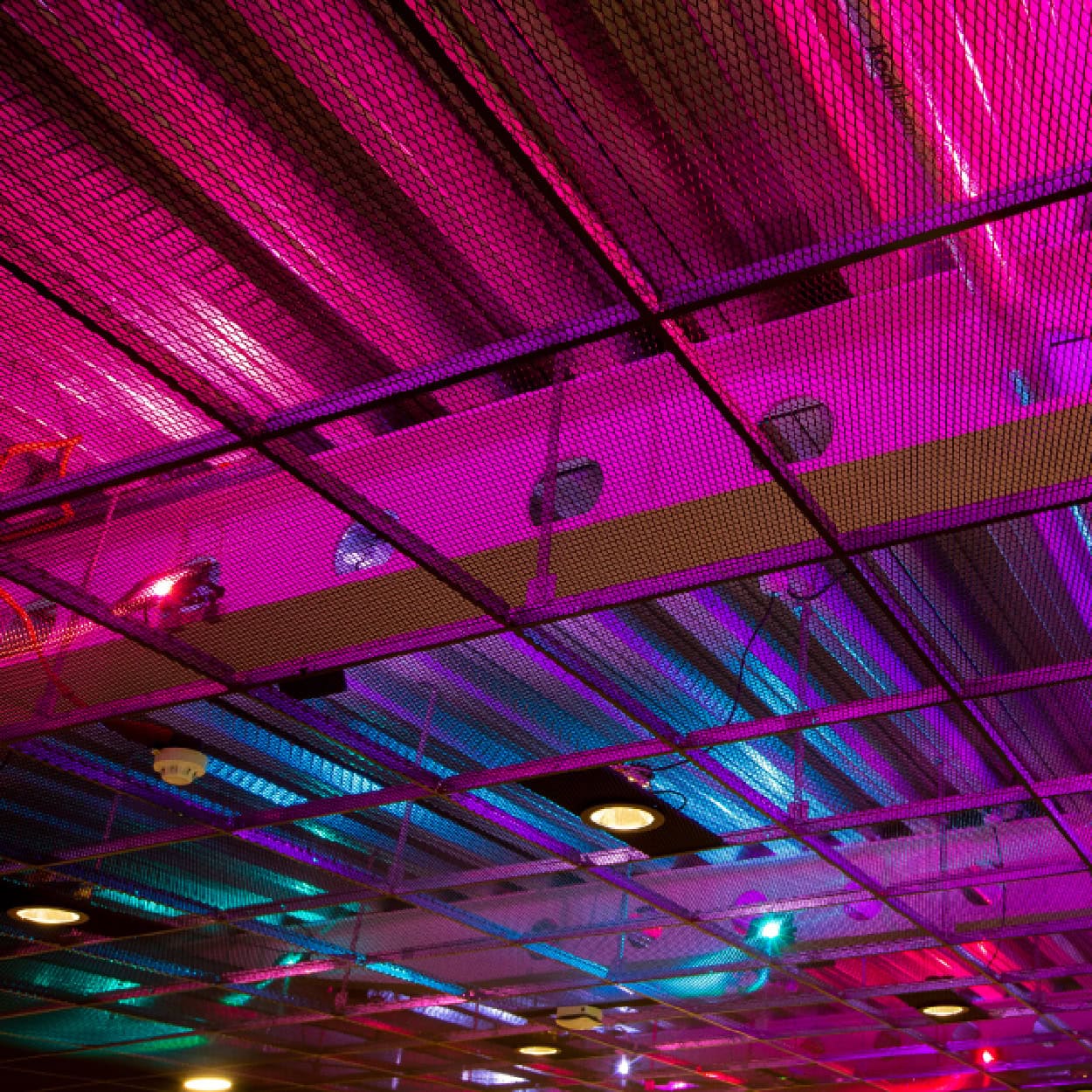 The Benefits of Metal Mesh Ceilings in Educational Facilities | Amron ...