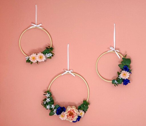 How to Make an Easy Floral Hoop Wreath - planningforkeeps.com