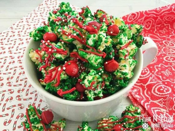 Homemade Christmas Popcorn #ChristmasSweets - Saving You Dinero