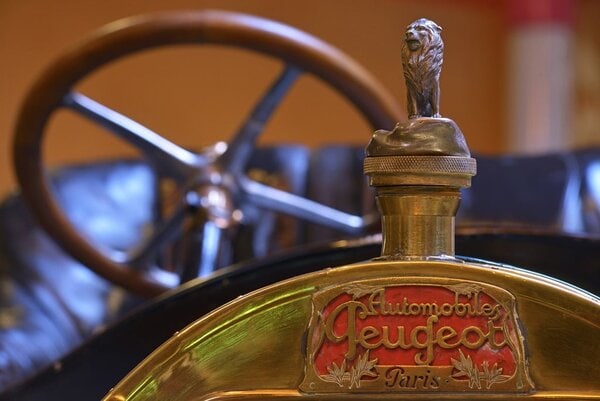 first steering wheel