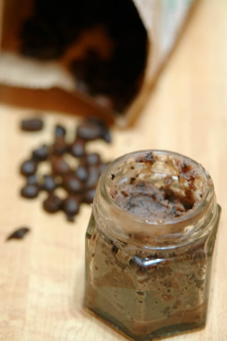 Homemade Coffee Lip Scrub - Retro Housewife Goes Green
