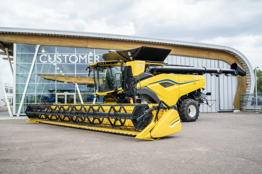 New Holland introduces smaller ‘Giga-Combine’ CR10 - Future Farming