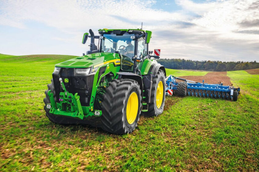 New John Deere 8R series up to 634 hp, prepared for ‘Supervised ...