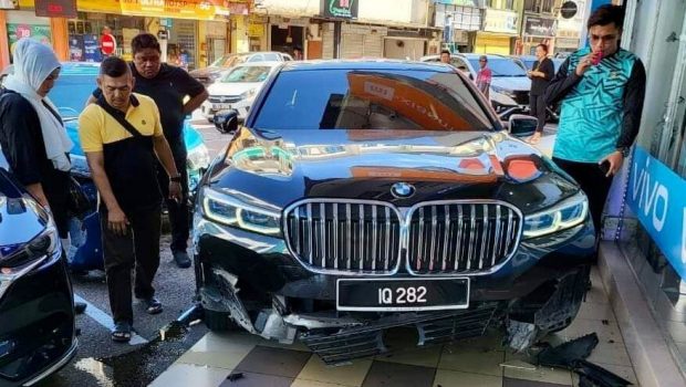 BMW 7 Series Seemingly Crashes Itself In Mersing, Johor BMW 7 Series Seemingly Crashes Itself In Mersing, Johor