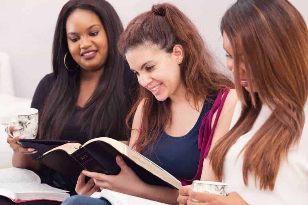 Women's Clothing Trends that Follow Christian Values - Rachel Bustin