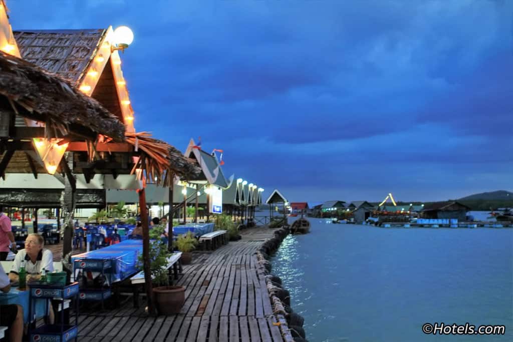 33 Best (VERY) Local Thai Restaurants in Phuket 🦐 - PHUKET 101