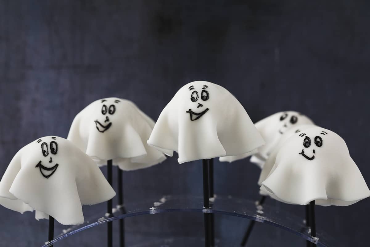 Casper the Ghost Cake Pops | Amy Treasure