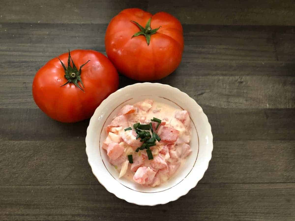 5-Minute Polish Creamy Tomato Salad Recipe [Pomidory Ze Śmietaną]