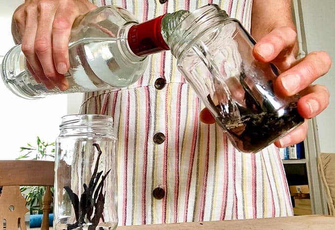 How to make vanilla extract with vodka (in pictures) - Kind Earth