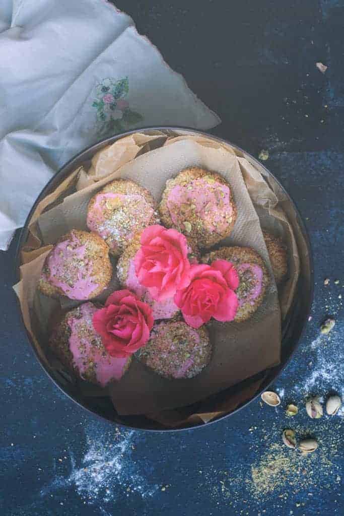 Flourless coconut macaroons with rose and pistachio